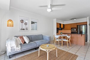 Apartamento Deluxe, 1 quarto | Sala de estar | Televisor, Netflix, serviços de streaming