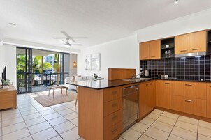 Apartamento Deluxe, 1 quarto | Cozinha privada | Um frigorífico/congelador grande, um micro-ondas, um forno