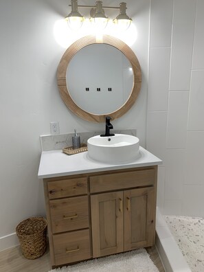 Unique stay in a modern grain bin home 2 miles from the famous hot ...