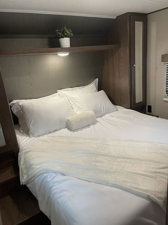 Spacious Rv W/ Large Shower & Queen Bed - Washington