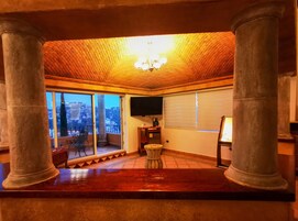 Suíte estúdio luxo (Cadbury) | Sala de estar | Smart TV 42 polegadas com canais via satélite, TV