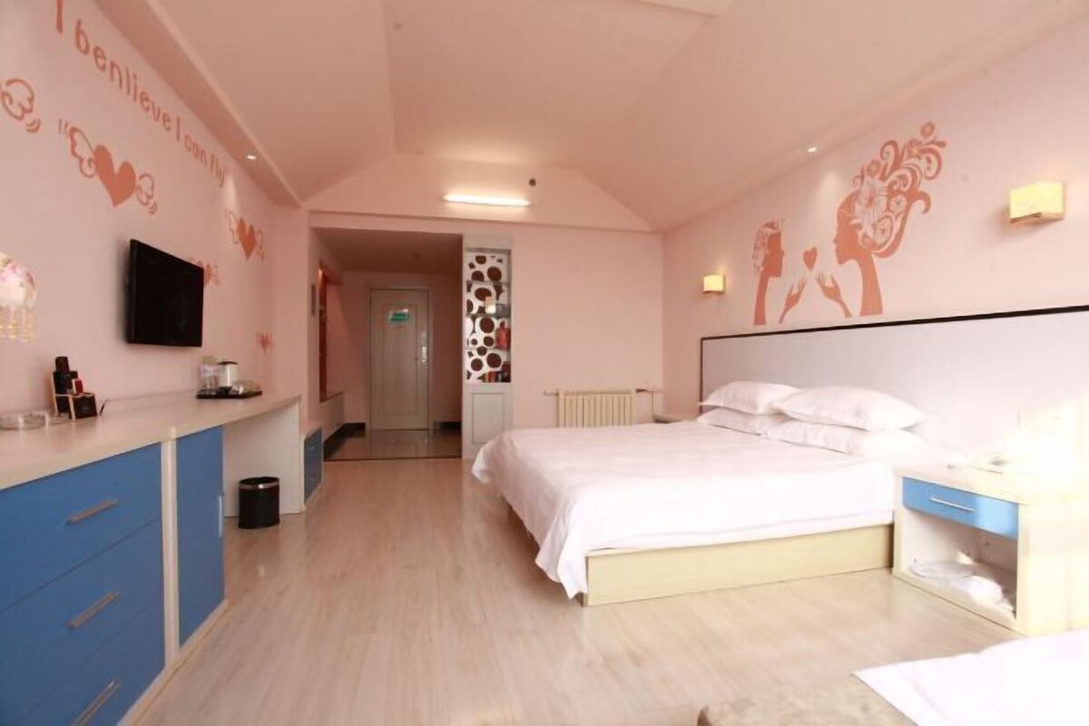Quarto com cama, mesa de cabeceira e parede com detalhes decorativos.