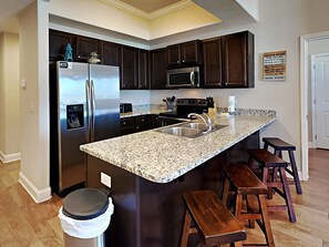 Condo (#E403 - No Pets) | Cozinha privada | Geladeira, micro-ondas, fogão, cooktop