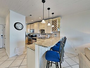 Condo, várias camas, sacada, vista para o oceano (#B1 - No Pets) | Cozinha privada | Geladeira, micro-ondas, fogão, cooktop