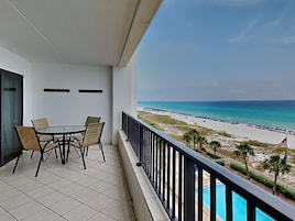 Apartamento em Condomínio Fechado, várias camas, varanda, vista para o oceano (#505 - No Pets) | Vista do quarto