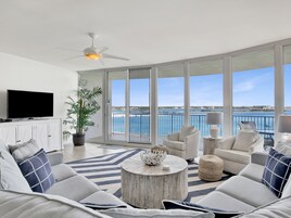 Condo (#C504 - No Pets) | Área de estar | TV de tela plana 42 polegadas com canais digitais