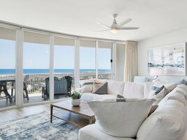 Condo (#C813 - No Pets) | Área de estar | TV de tela plana 42 polegadas com canais digitais