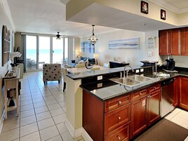 Condo, várias camas, sacada, vista para o oceano (#825 - No Pets) | Cozinha privada | Cafeteira/chaleira, geladeira, micro-ondas, fogão