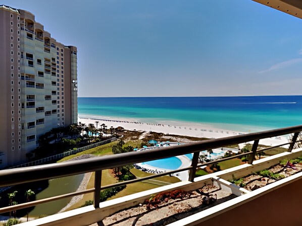 Apartamento em Condomínio Fechado, várias camas, cozinha, vista para o oceano (#1205 - No Pets) | Terrenos do alojamento