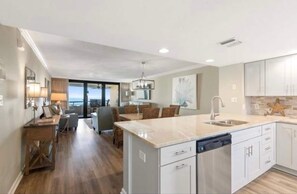 Apartamento em Condomínio Fechado, várias camas, varanda, vista para o oceano (#1402 - No Pets) | Cozinha privada | Um frigorífico, um micro-ondas, um forno, uma placa de cozinha 