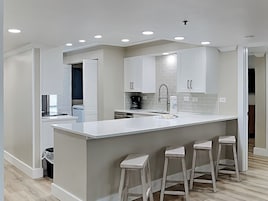 Apartamento em Condomínio Fechado, várias camas, varanda, vista para o oceano (#225 - No Pets) | Cozinha privada | Uma cafeteira/bule, um frigorífico, um micro-ondas, um forno 