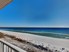 Apartamento em Condomínio Fechado, várias camas, varanda, vista para o oceano (#705 - No Pets) | Praia | Na praia 