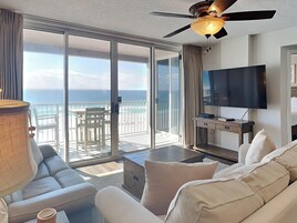 Apartamento em Condomínio Fechado, várias camas, varanda, vista para o oceano (#703 - No Pets) | Sala de estar | Televisor de ecrã plano de 42 polegadas com canais digitais, televisor 