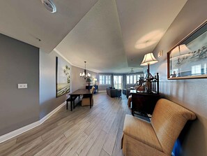 Apartamento em Condomínio Fechado, várias camas, varanda, vista para o oceano (#213E - No Pets) | Interior