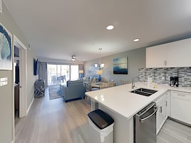 Apartamento em Condomínio Fechado, várias camas, varanda, vista para o oceano (#1207 - No Pets) | Cozinha privada | Uma cafeteira/bule, um frigorífico, um micro-ondas, um forno 