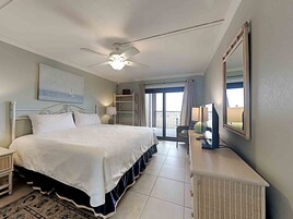 Apartamento em Condomínio Fechado, várias camas, varanda, vista para o oceano (#204 - No Pets) | 3 quartos, com decoração personalizada, com mobília individualizada 