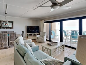 Condo, várias camas, sacada, vista para o oceano (#806 - No Pets) | Área de estar