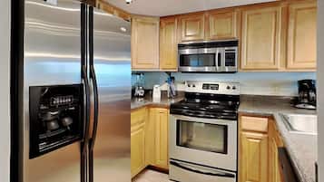 Apartamento em Condomínio Fechado, várias camas, varanda, vista para o oceano (#205 - No Pets) | Cozinha privada | Uma cafeteira/bule