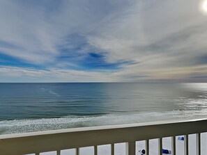 Apartamento em Condomínio Fechado, várias camas, cozinha, vista para o oceano (#1403 - No Pets) | Praia | Perto da praia 