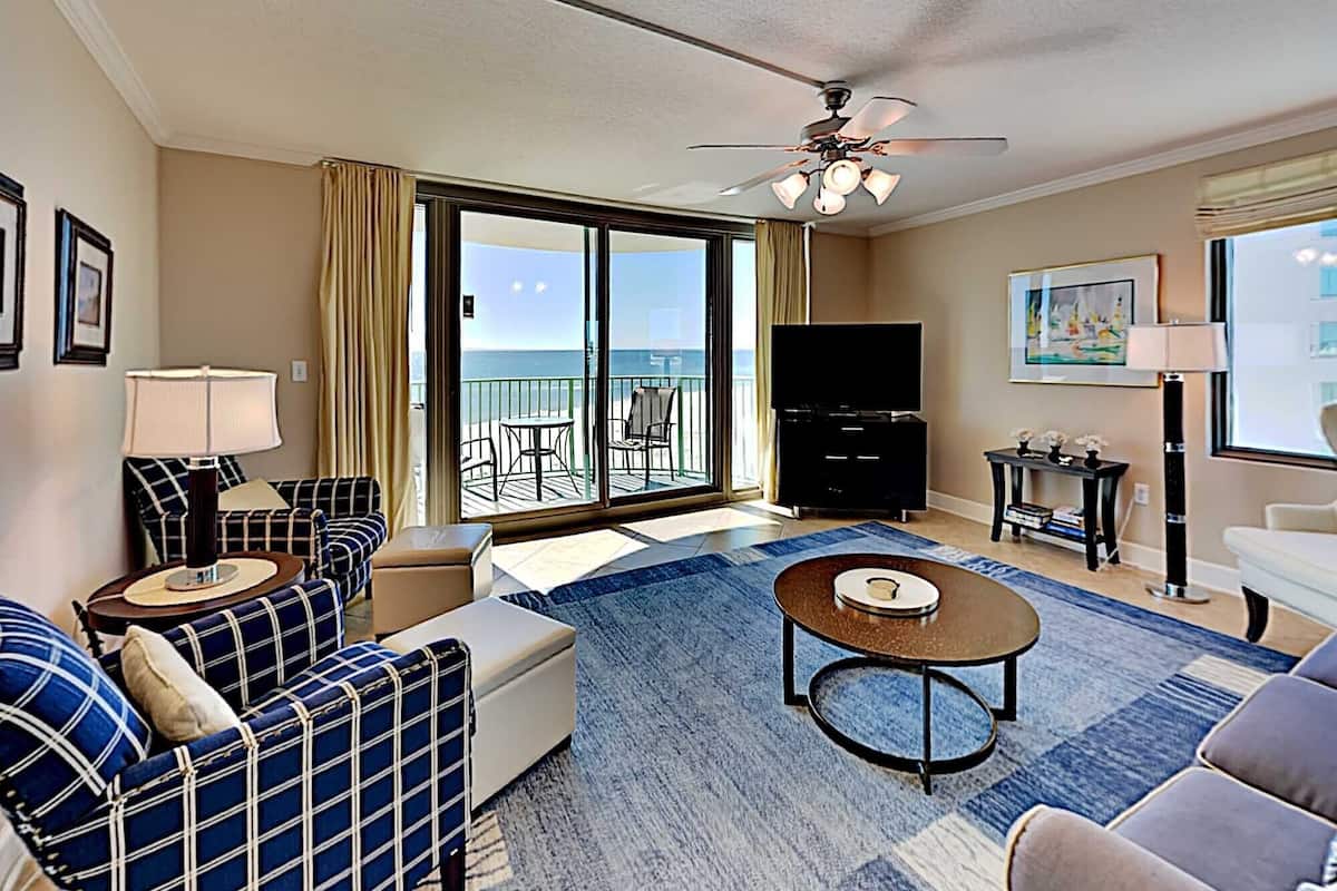 Apartamento em Condomínio Fechado, várias camas, varanda, vista para o oceano (#604 - No Pets) | Sala de estar | Televisor de 43 polegadas com canais por cabo/satélite