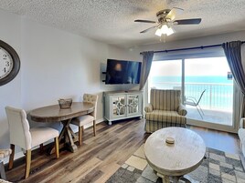 Condo, 1 cama Queen e sofá-cama, banheira de imersão, vista para o oceano (#1103 - No Pets) | Área de estar | TV, lareira
