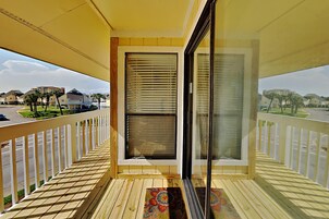 Apartamento em Condomínio Fechado, 1 cama queen-size, varanda (#8246 - No Pets) | Varanda