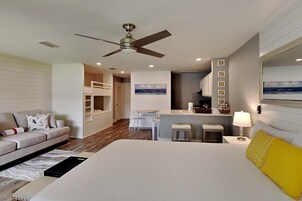 Apartamento em Condomínio Fechado, varanda, vista para a piscina (#8242 - No Pets) | 1 quarto, com decoração personalizada, com mobília individualizada 