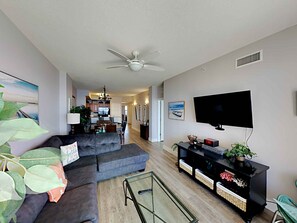 Apartamento em Condomínio Fechado, várias camas, varanda, vista para o oceano (#1603 - No Pets) | Sala de estar | Televisor de 42 polegadas com canais digitais 