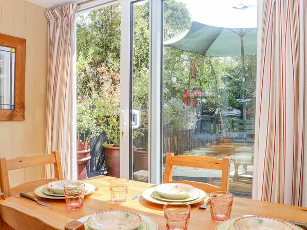 Um frigorífico, uma chaleira elétrica, uma torradeira