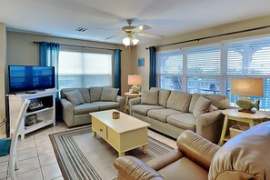 Apartamento em Condomínio Fechado, várias camas, cozinha (#206 - No Pets) | Sala de estar | Televisor de 40 polegadas com canais digitais