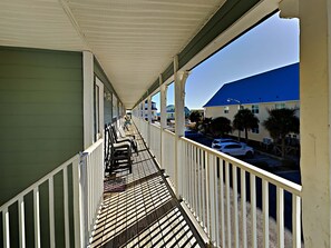 Apartamento em Condomínio Fechado, várias camas, varanda (#201 - No Pets) | Terrenos do alojamento