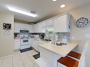 Apartamento em Condomínio Fechado, várias camas, cozinha (#206 - No Pets) | Cozinha privada | Um frigorífico, um micro-ondas, um forno, uma placa de cozinha