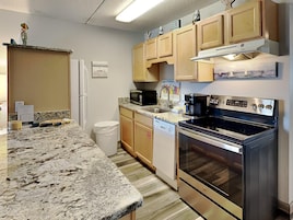Apartamento em Condomínio Fechado, 1 cama king-size e sofá-cama, varanda (#2 - No Pets) | Cozinha privada | Uma cafeteira/bule, um frigorífico, um micro-ondas