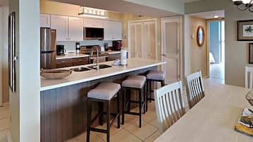 Condo, várias camas, sacada, vista para o oceano (#5C - No Pets) | Cozinha privada | Geladeira, micro-ondas, fogão, cooktop