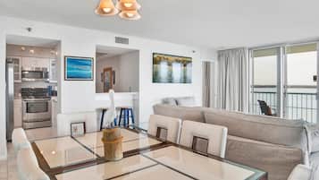 Condo, várias camas, sacada, vista para o oceano (#11E - No Pets) | Área de estar | TV