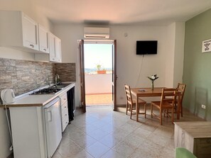 Villa | Cozinha privada | Um frigorífico, um micro-ondas, uma chaleira elétrica 