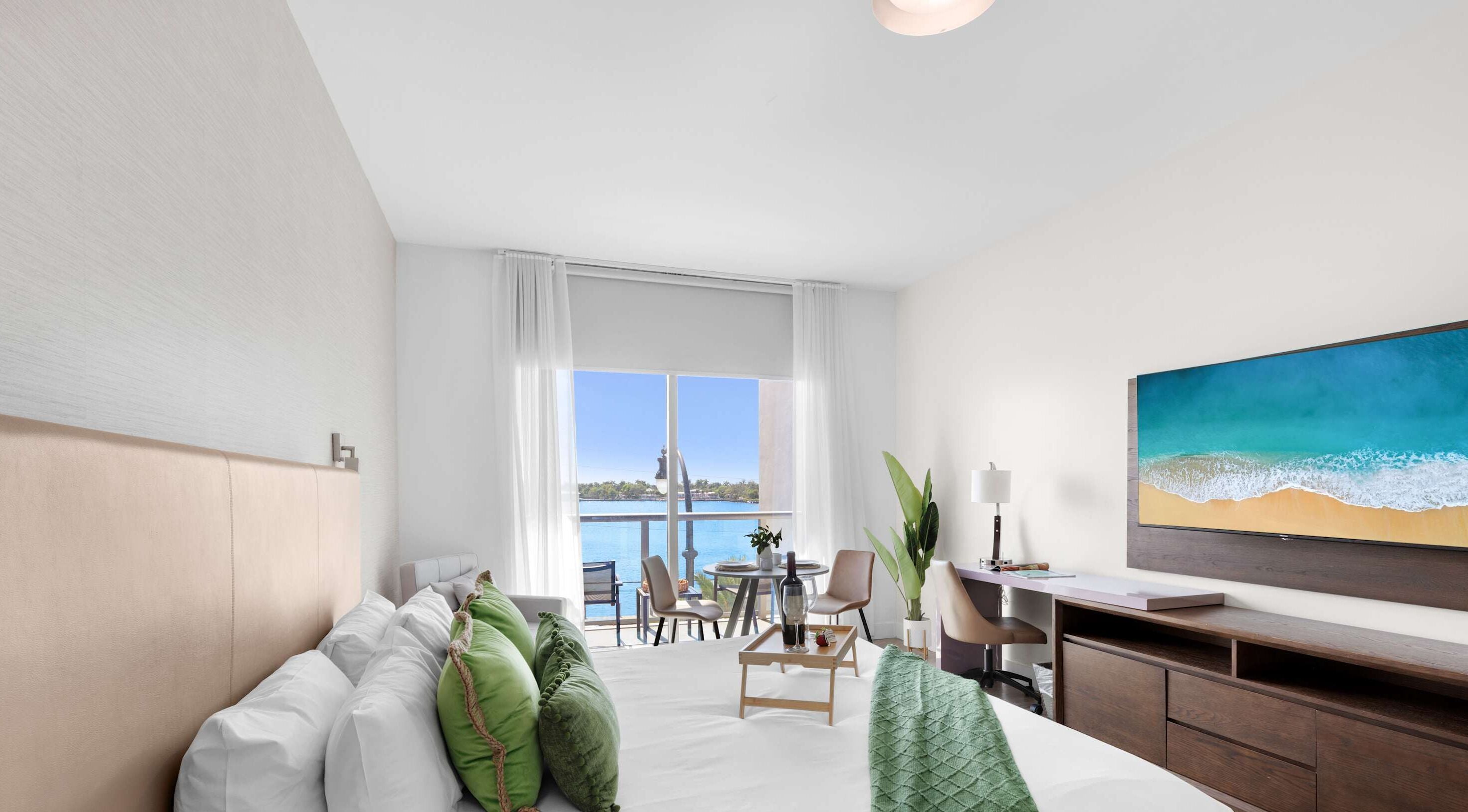 Hollywood Bliss:near Beach Studio, Rooftop Pool - Miami Gardens, FL