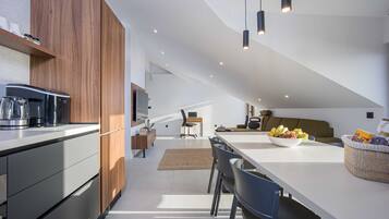 Penthouse Exclusiva, 3 quartos, terraço, vista para o mar | Refeições no quarto