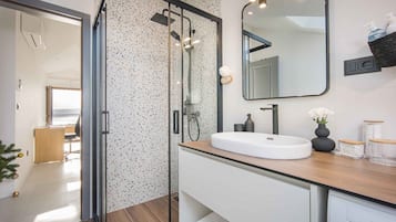 Penthouse Exclusiva, 3 quartos, terraço, vista para o mar | Casa de banho | Um polibã, artigos de higiene pessoal grátis, um secador de cabelo