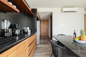 Penthouse Premium, 1 quarto | Kitchenette privada | Uma torradeira, utensílios de cozinha 