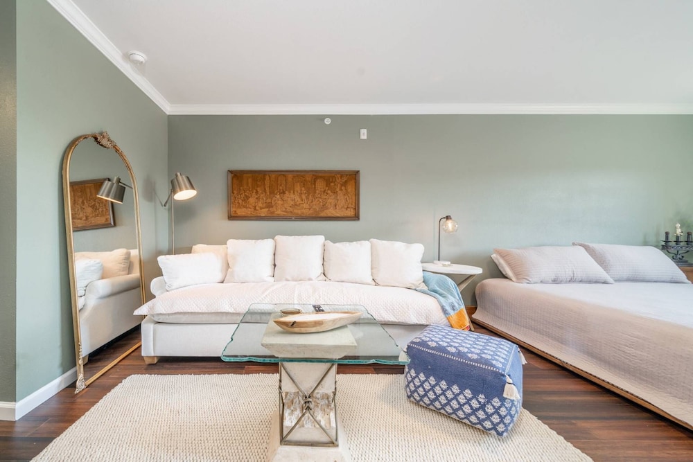 The Olive Tree Loft: Upscale Studio W/ Lake Hamilton Views, Top-floor Privacy & Great Location - Arkansas