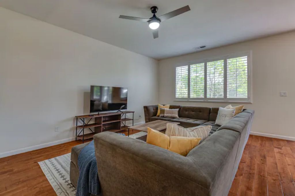 Cheerful Family Getaway ~ Large & Sunny Backyard - Sparks, NV