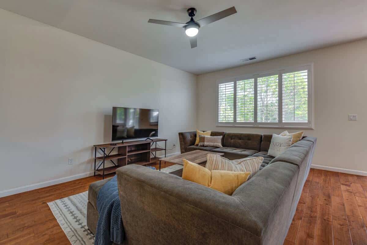 Cheerful Family Getaway ~ Large & Sunny Backyard - Sparks, NV