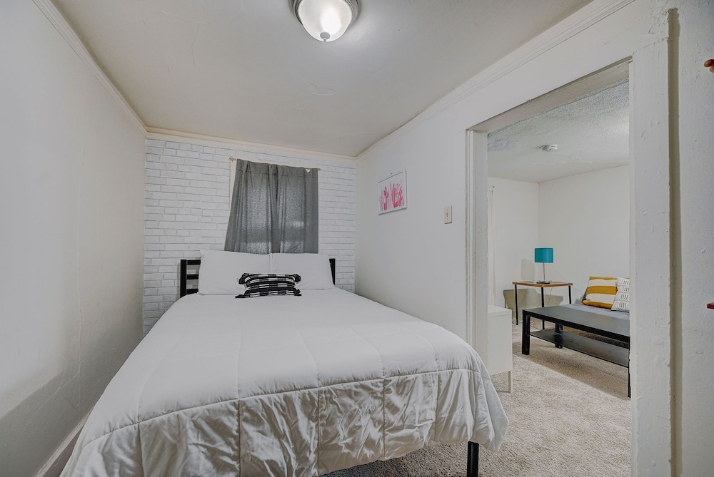 Milwaukee 1br Bungalow With Free Parking - Wauwatosa, WI