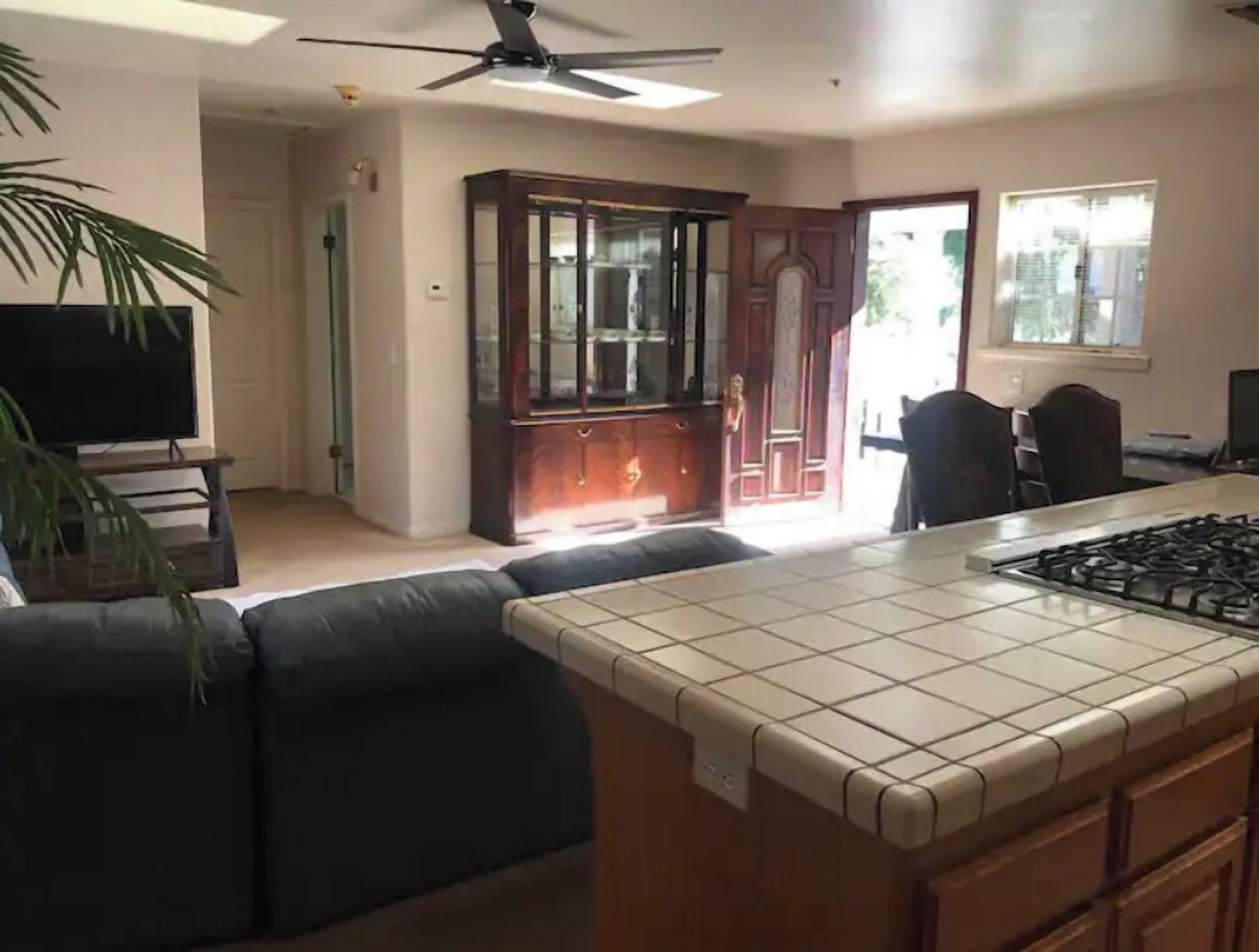 California Swim Ranch Living At Vasquez Mountain View Ranch - Magic Mountain, CA