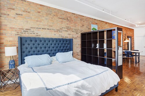 Quiet Brick Wall Loft Next To Notre Dame Basilica - Montreal