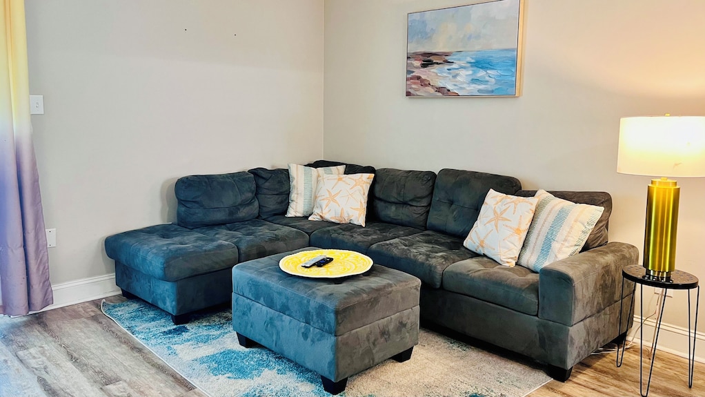 Spacious And Central Family/pet Friendly Townhome With Pool, Half Mile To Beach! -