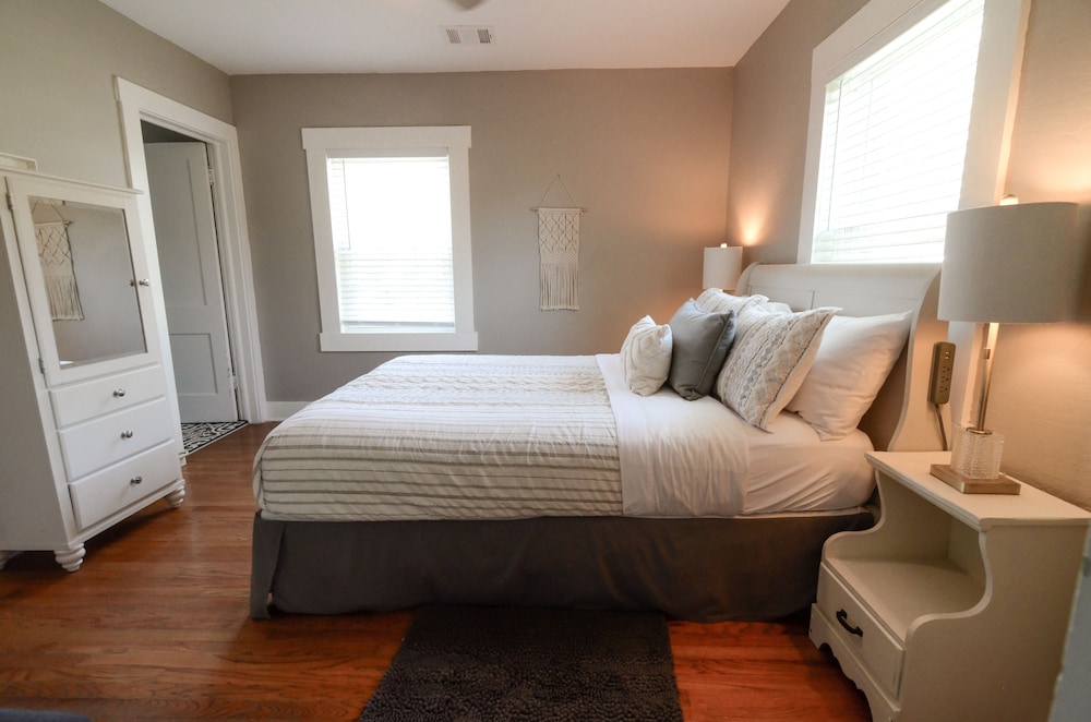 Cozy 3br/2ba Remodeled Bath / Park View And Yard Games!
Discounts Given Here. - Amarillo, TX