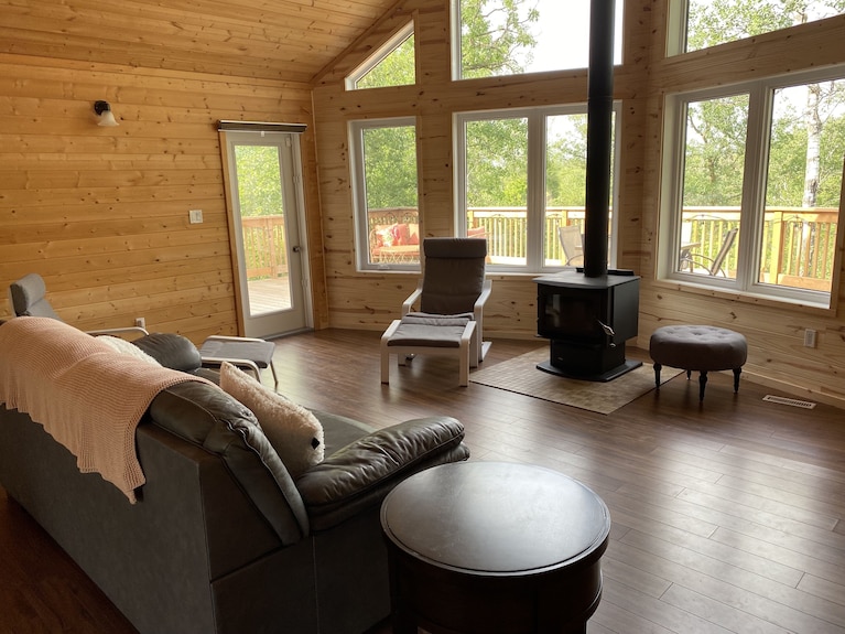 Cozy Wooded Cottage, With Stunning Tree-top Views & 3 Mins From The Beach! - Manitoba
