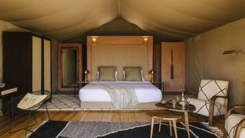 Roupa de alta qualidade, cofre no quarto, ferro/tábua de engomar